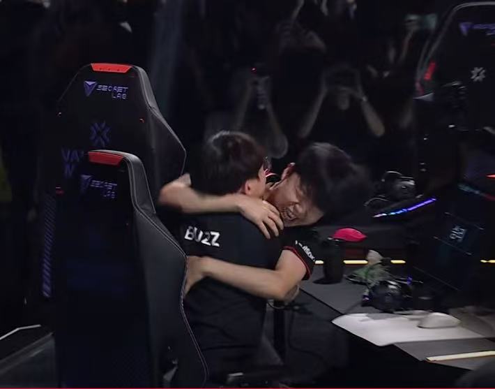 DRX战队官方发推祝贺Stax和Buzz夺冠：他们做到了！