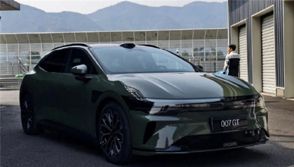 极氪007 GT绿色款实车曝光，800V高压快充助力续航