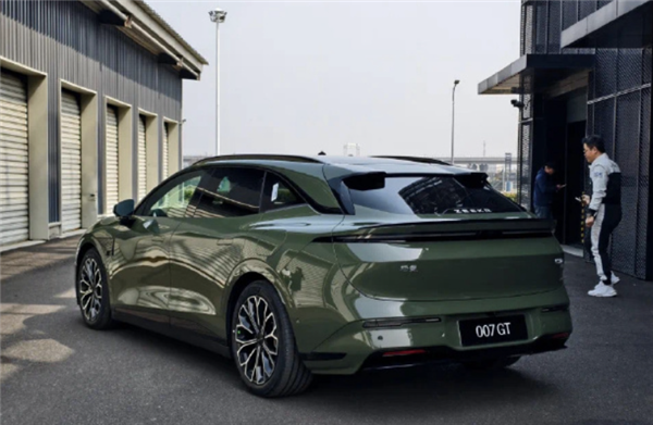 极氪007 GT绿色款实车曝光，800V高压快充助力续航