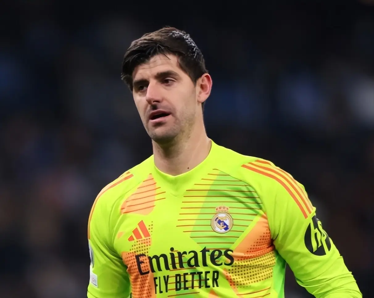 50岁情人控诉皇马32岁门神：抛弃儿子，付不起贷款房快塌了