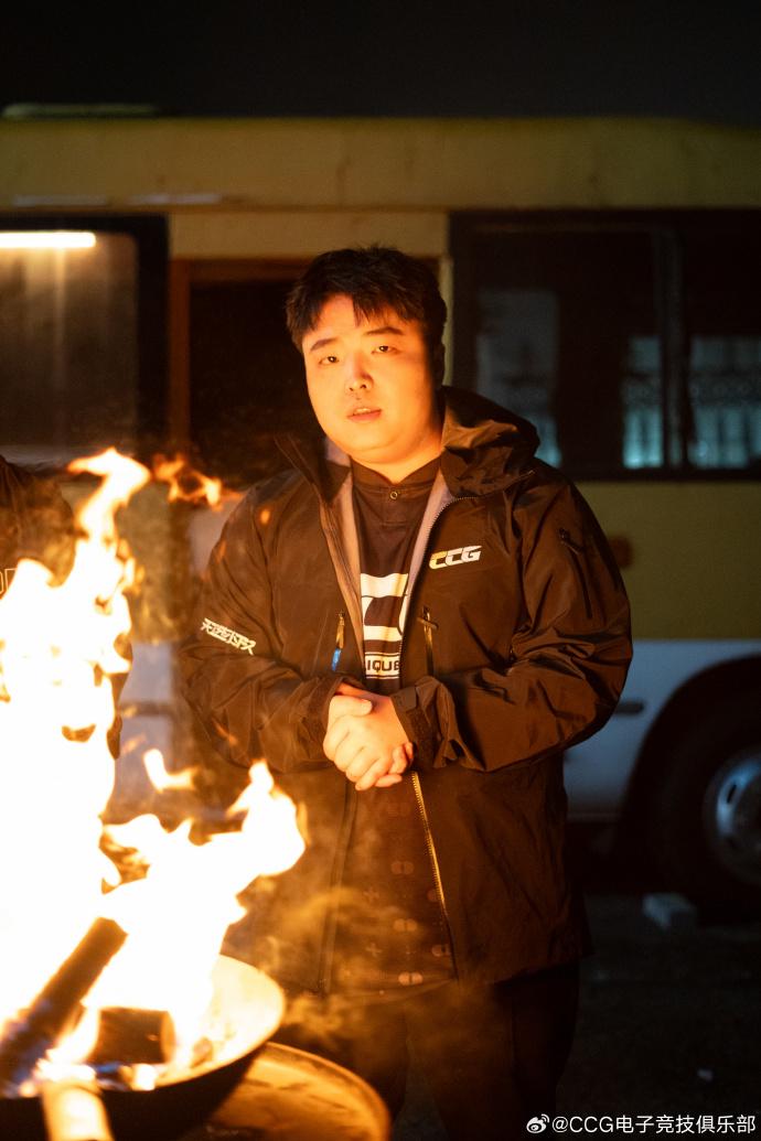 CCG电子竞技俱乐部更新选手照：火力全开 火力全开~