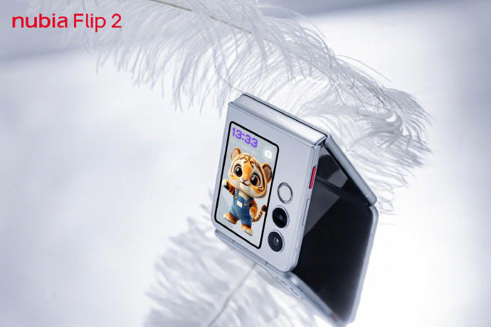 努比亚Flip 2小折叠发布 全尺寸内嵌DeepSeek 2899元起