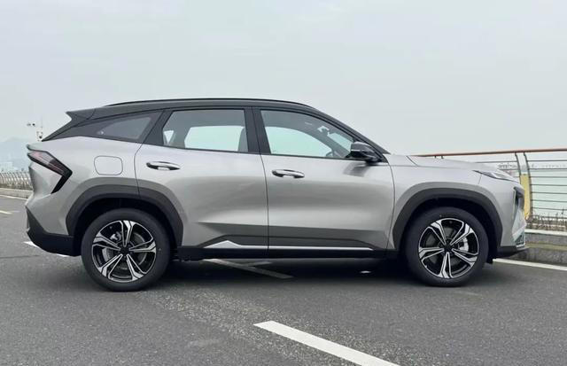 3L级超低油耗，AI深度赋能，吉利银河L7 EM-i预定10-15万销冠？