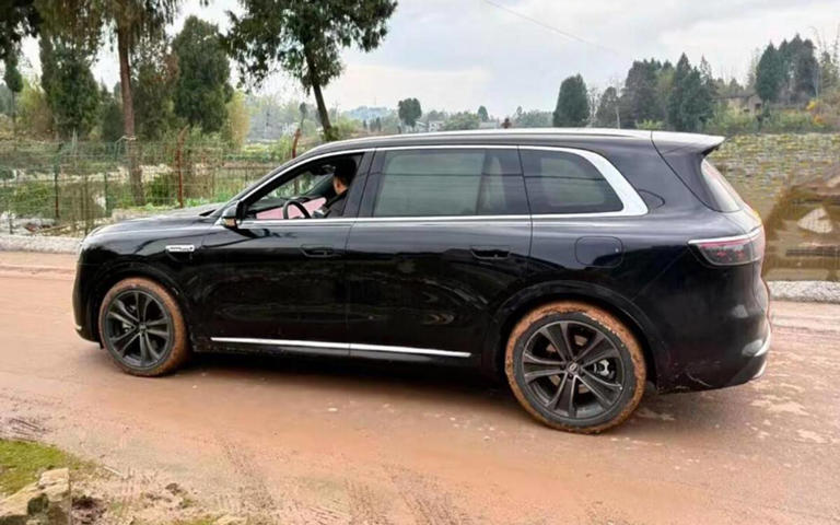 问界M8四月来袭，大尺寸新能源SUV新选择，预售35万起能否热卖？