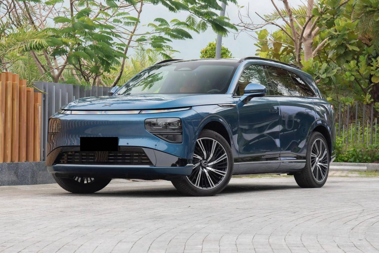 轴距近3m大5座SUV，配8295+双腔空悬+高阶智驾，800V+5C快充电池