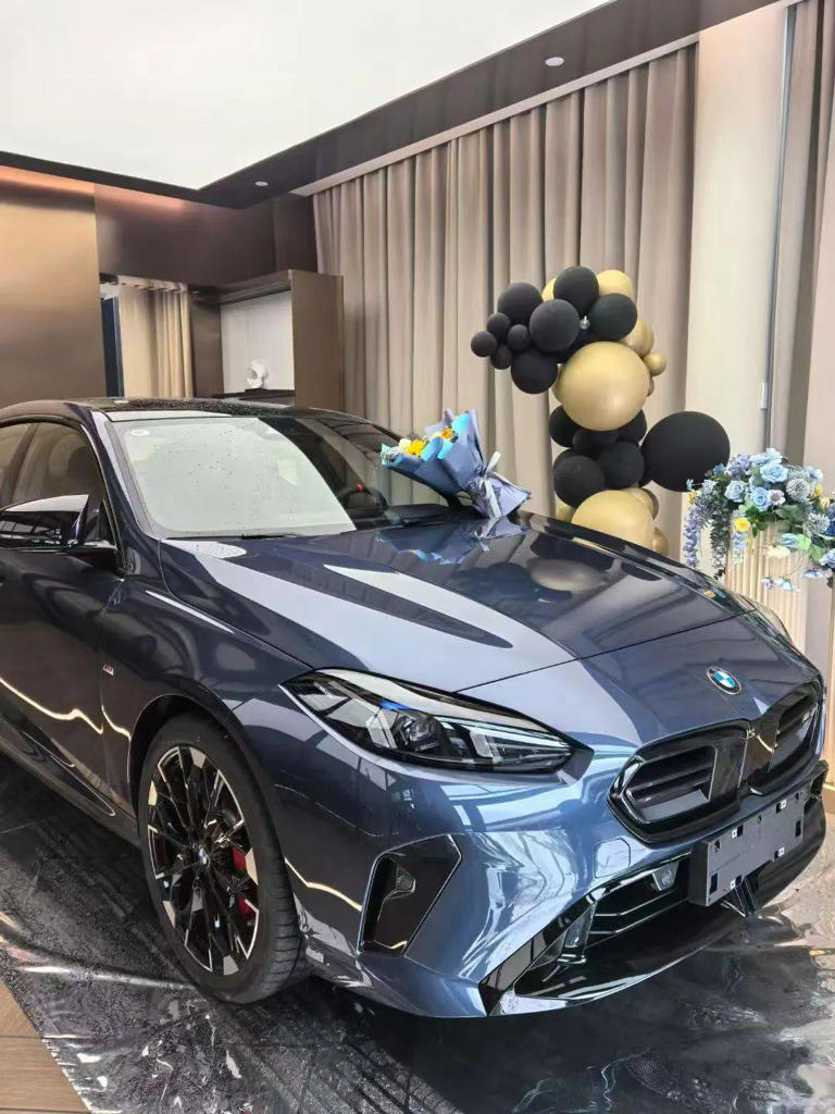 国产轿跑新星！宝马M235L极速蓝到店实拍，你心动了吗？