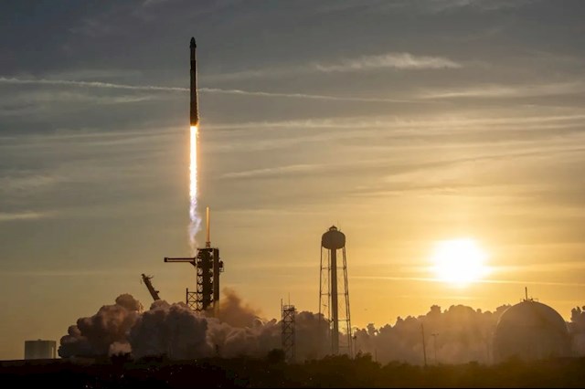 SpaceX 13小时内创纪录3连发！拯救被困宇航员、一箭74星