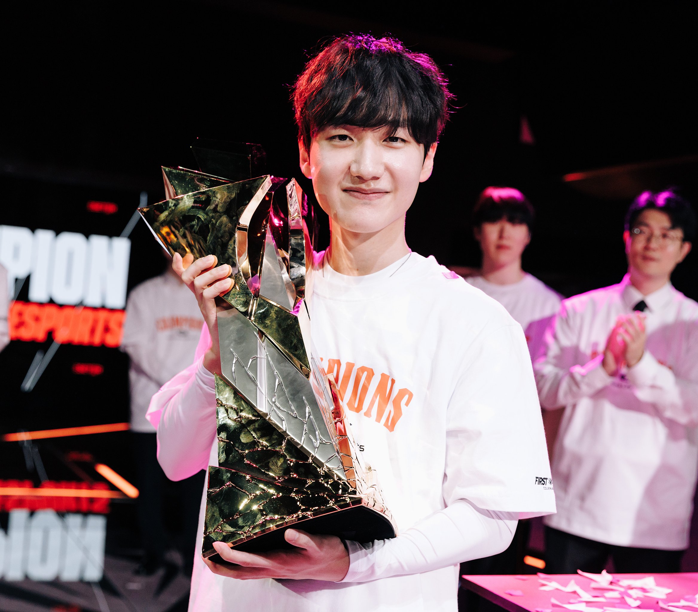 LOL官推发文：八年之后Peanut赢得了新的国际赛冠军！