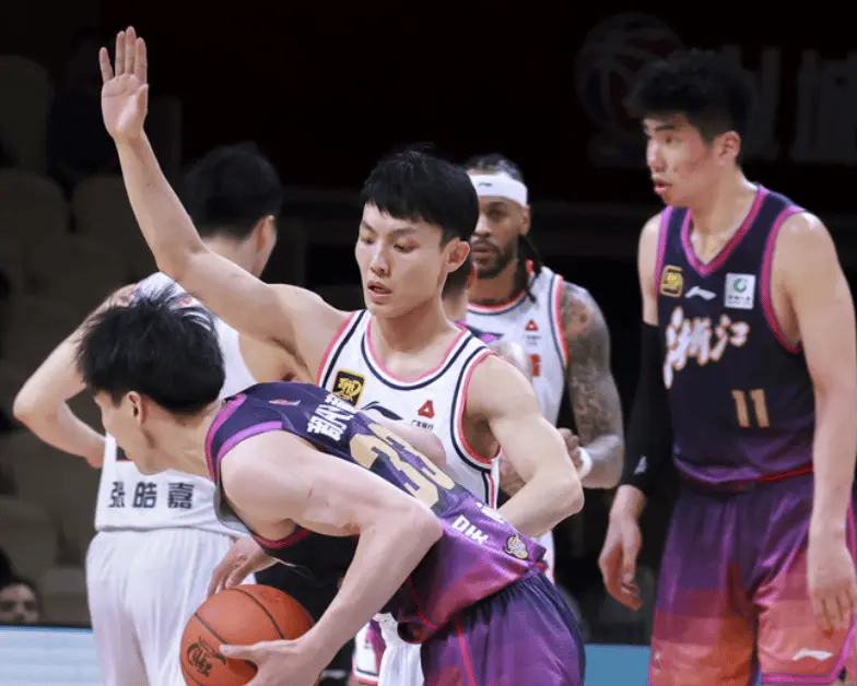 浙江换帅连败揪出卧底！前MVP25分钟6中0，球迷：结婚后直线下滑