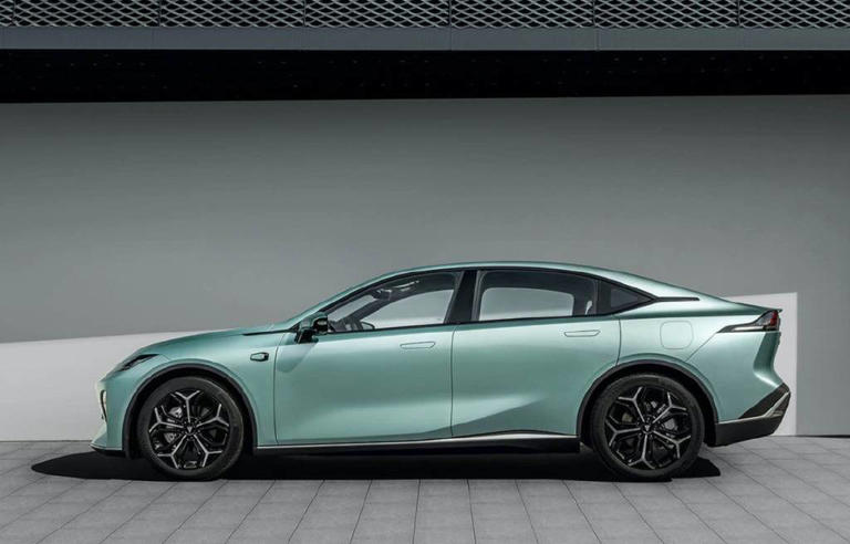 比亚迪秦L EV对战深蓝SL03：15万级纯电轿车，全能与个性的巅峰对决？