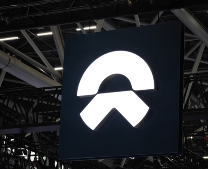 蔚来李斌回应尊界S800定价：与ET9用户群体不同，共同冲击高端市场