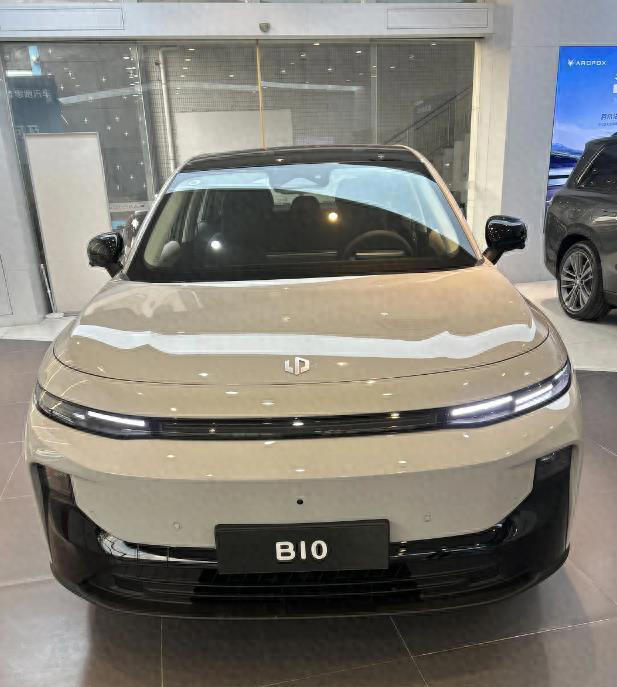 卷疯了，12.98万就能上激光雷达和8295芯片，零跑B10把同行逼急了