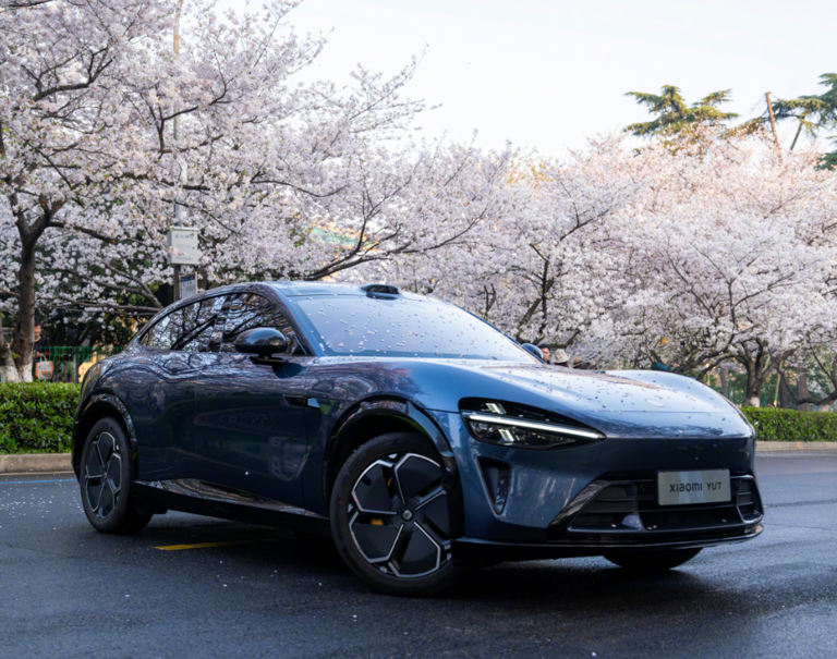 雷军亲自当车模，YU7实车曝光， 770km续航