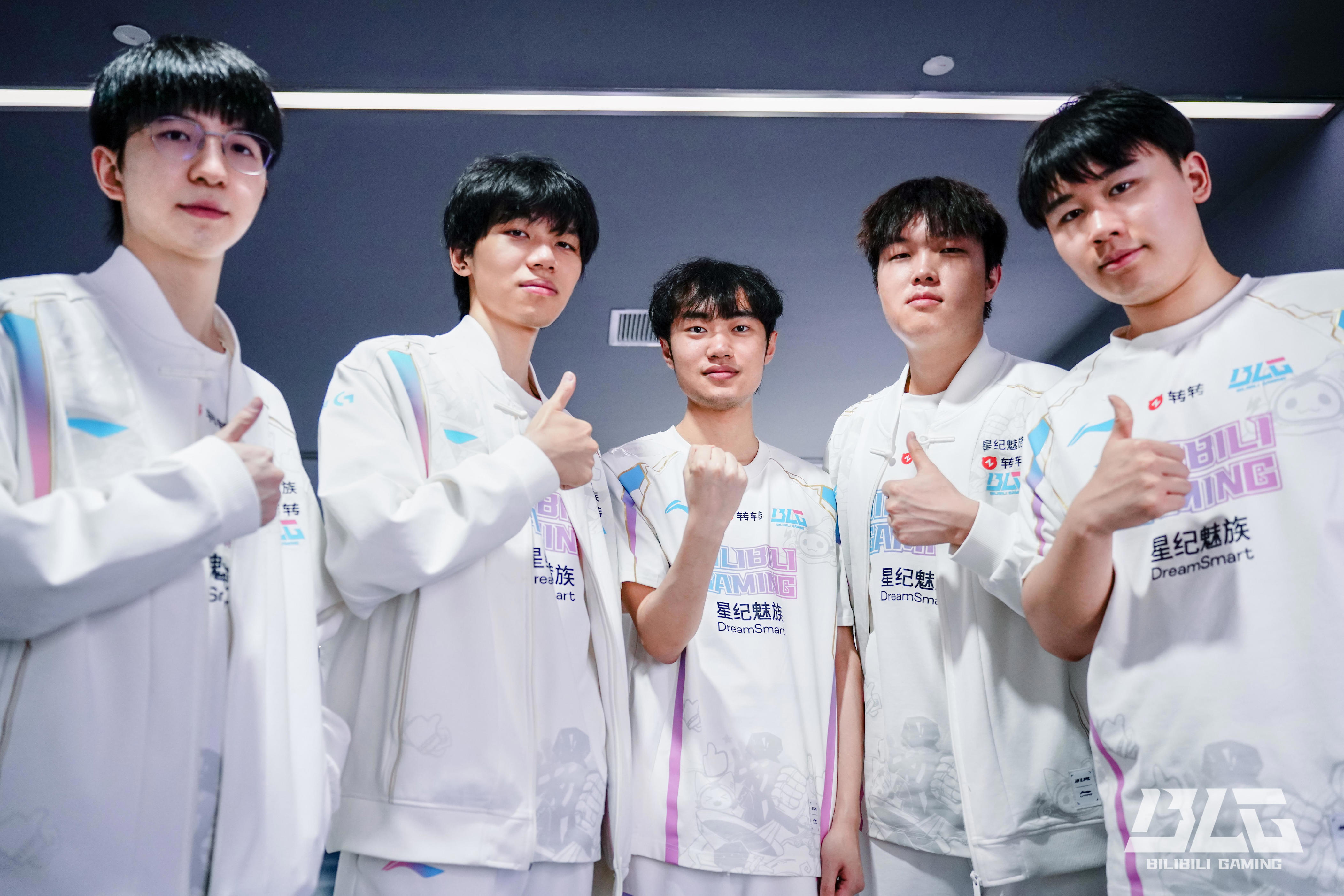 BLG官方分享小组赛赛场合照：登峰组见😎