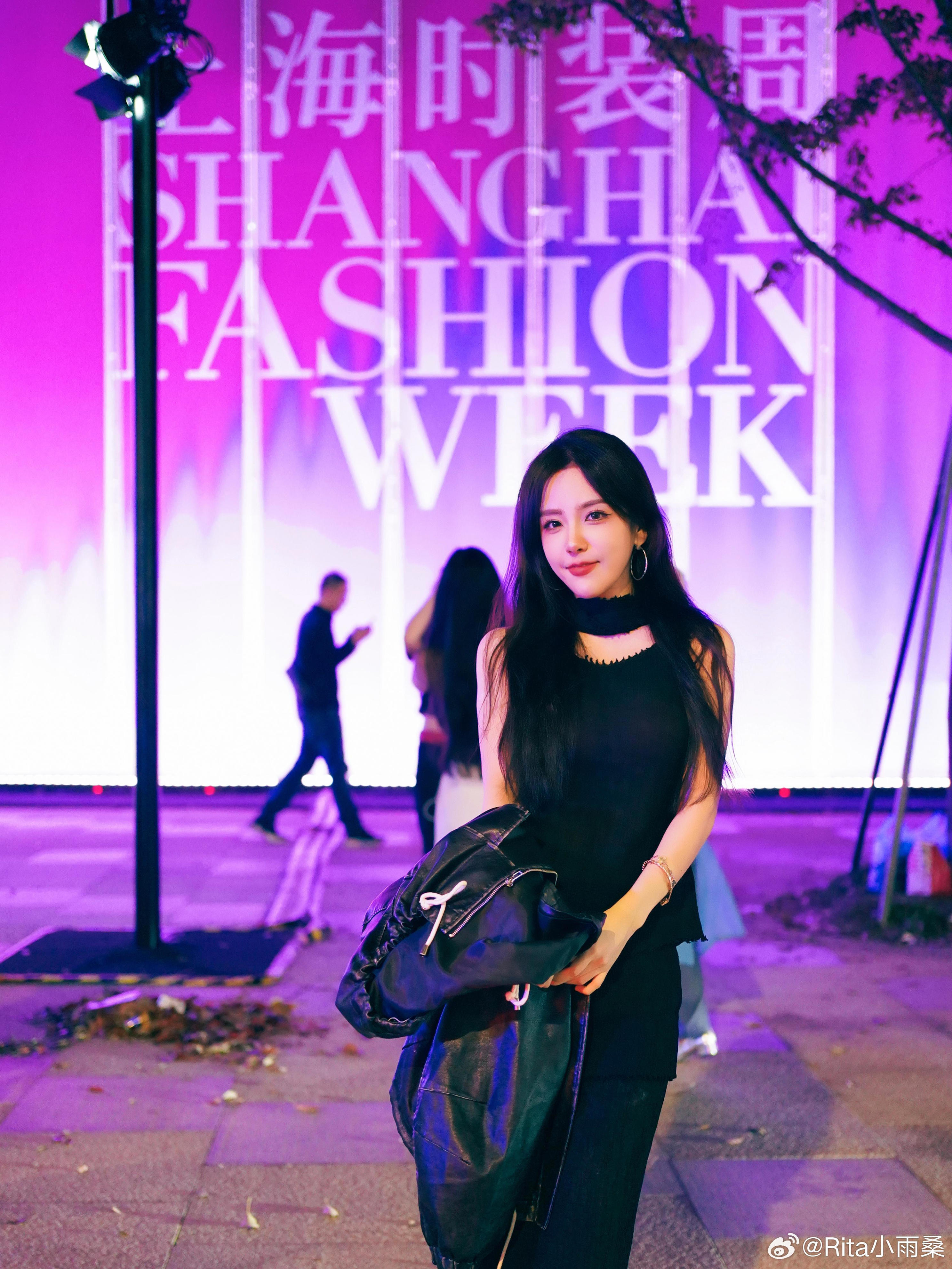 LPL解说Rita晒照：看秀啦，美滋滋，穿上了新买的小裙