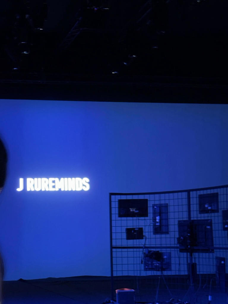 LPL解说Rita晒照：看秀啦，美滋滋，穿上了新买的小裙