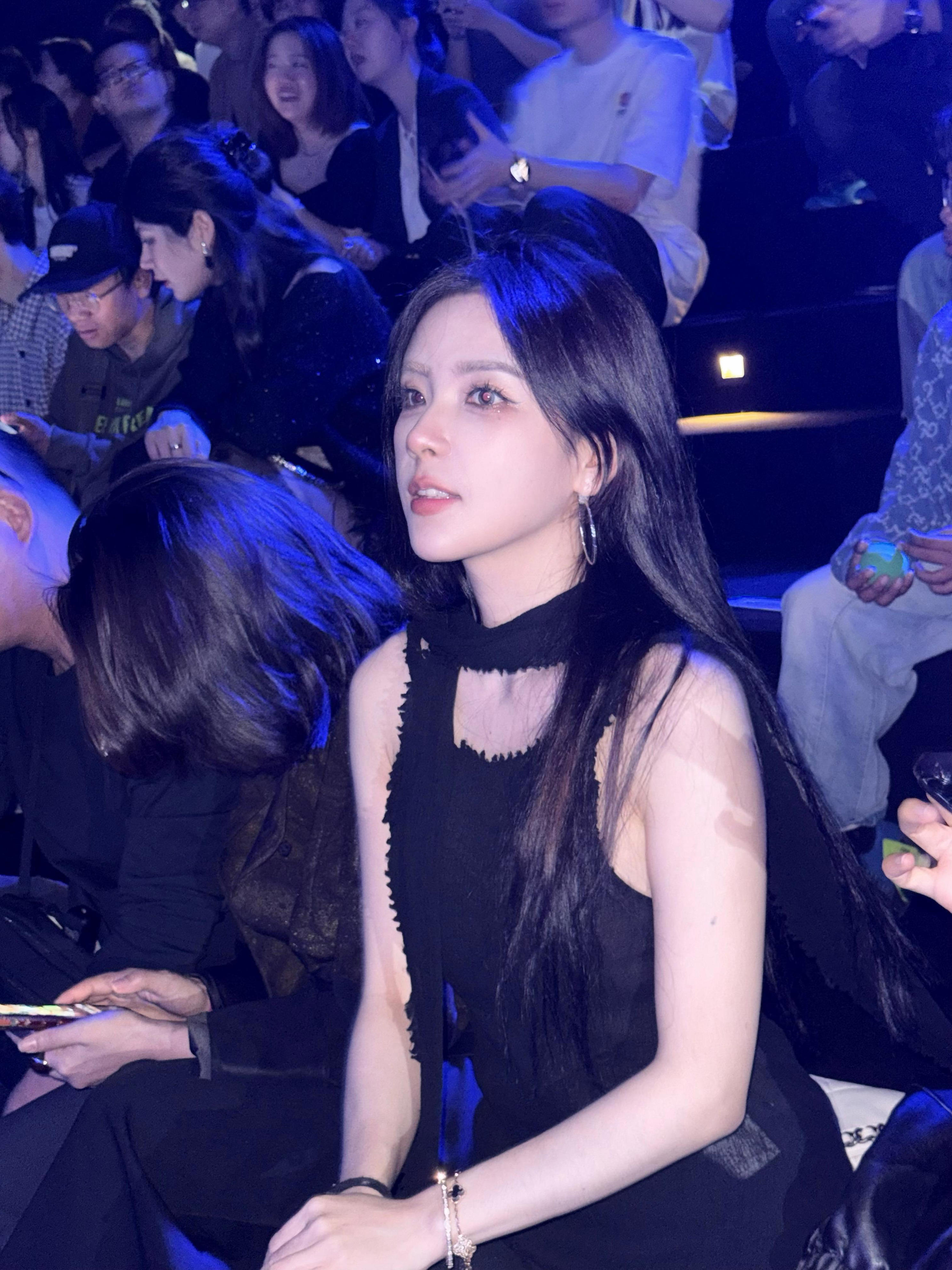 LPL解说Rita晒照：看秀啦，美滋滋，穿上了新买的小裙