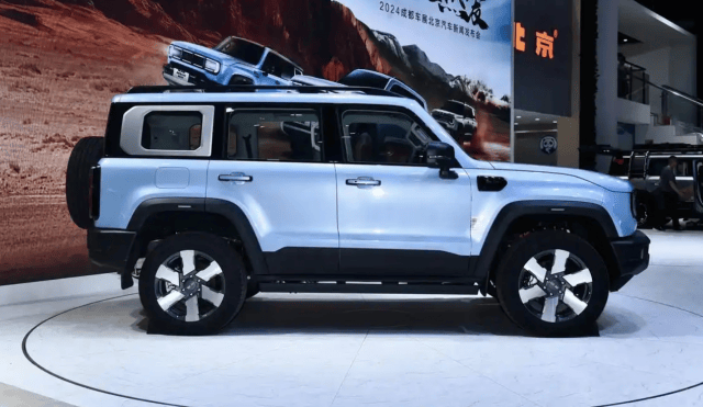 北京越野BJ40增程版来袭！4月7日硬撼坦克300 Hi4-T与方程豹豹5