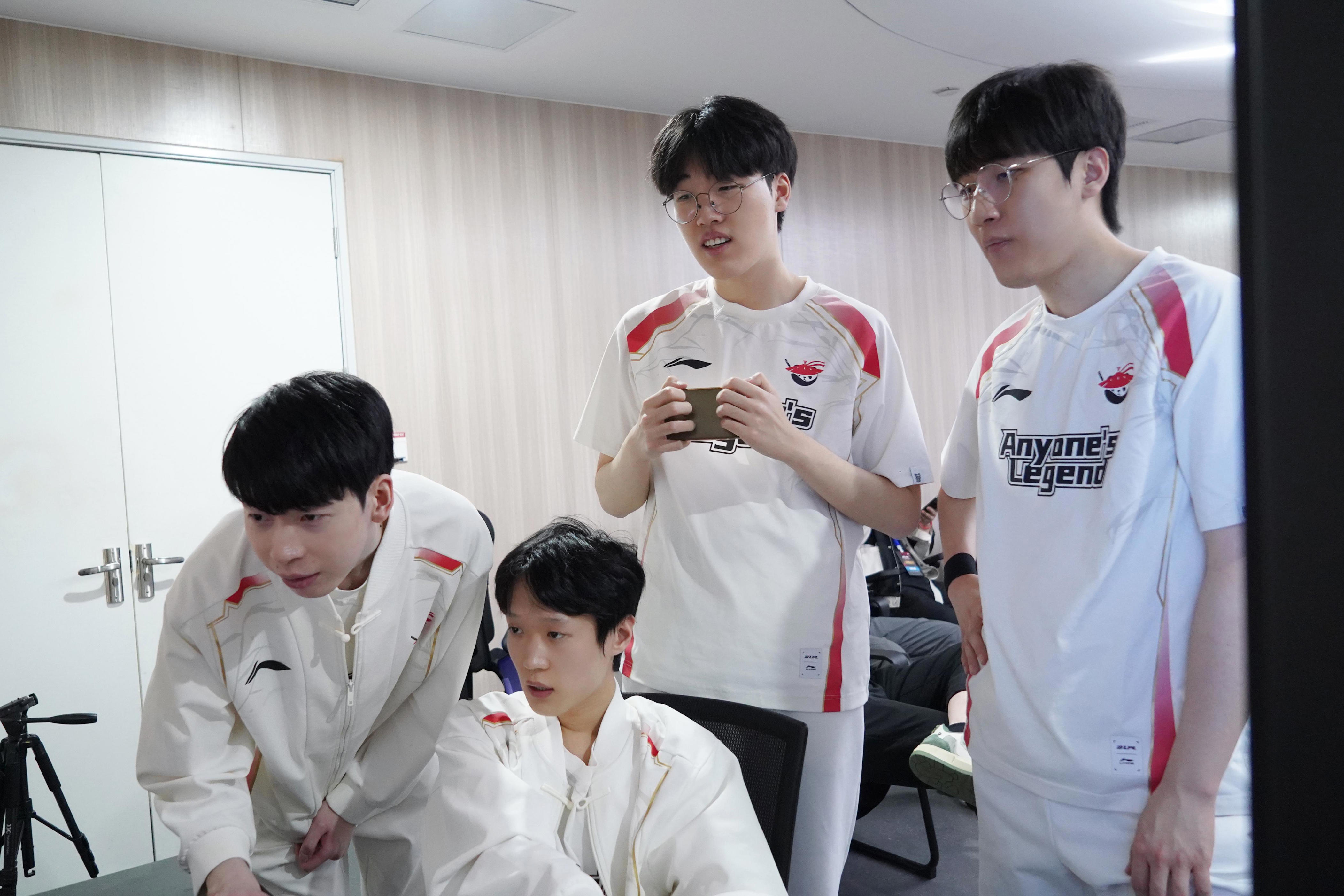 AL官方分享LPL第二赛段赛后返图：登峰组加油！