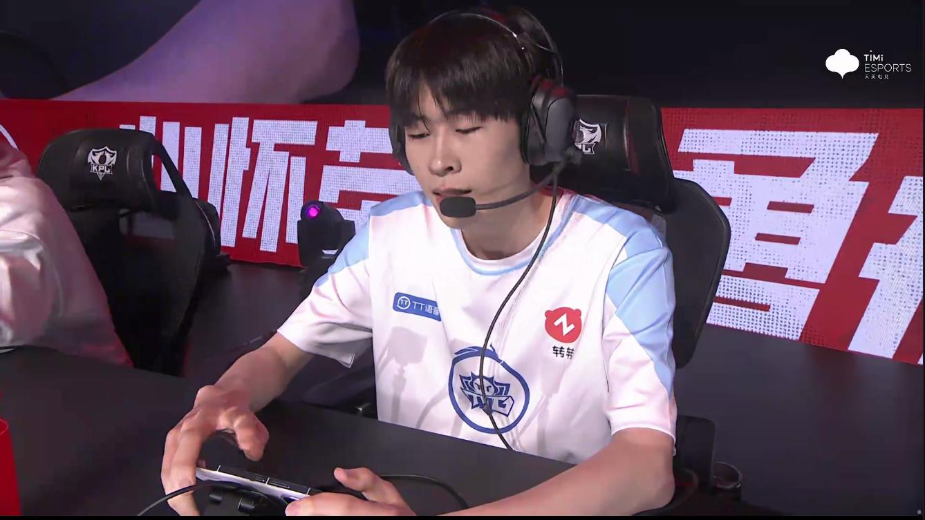 第三局比赛前，广州TTG作出人员轮换，小雪换下，风萧换上