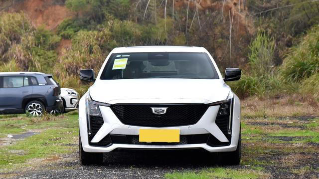 凯迪拉克拿出诚意，CT5降至21.59万，标配2.0T+10AT，7.3秒破百
