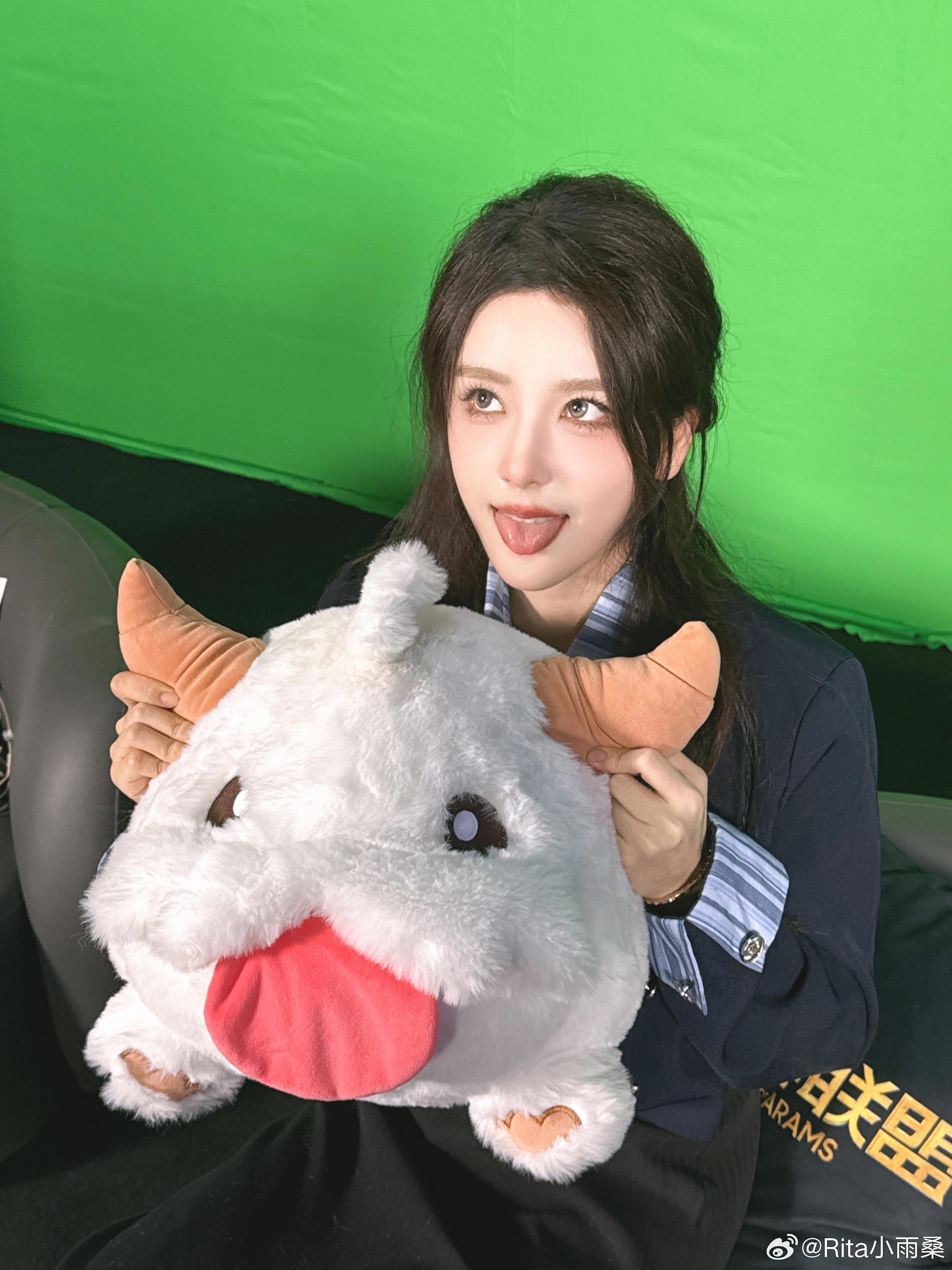 LPL解说Rita晒照：玩开心噜今天～(^ー゜)