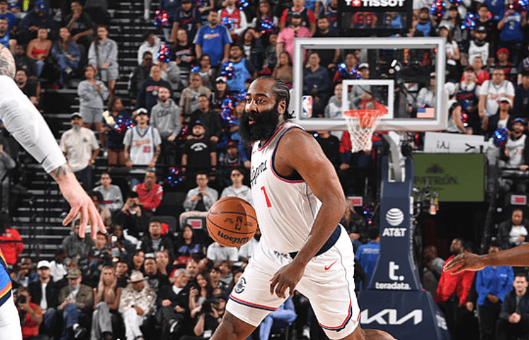 哈登全场14中4，三分6中2得到17分4篮板8助攻1盖帽