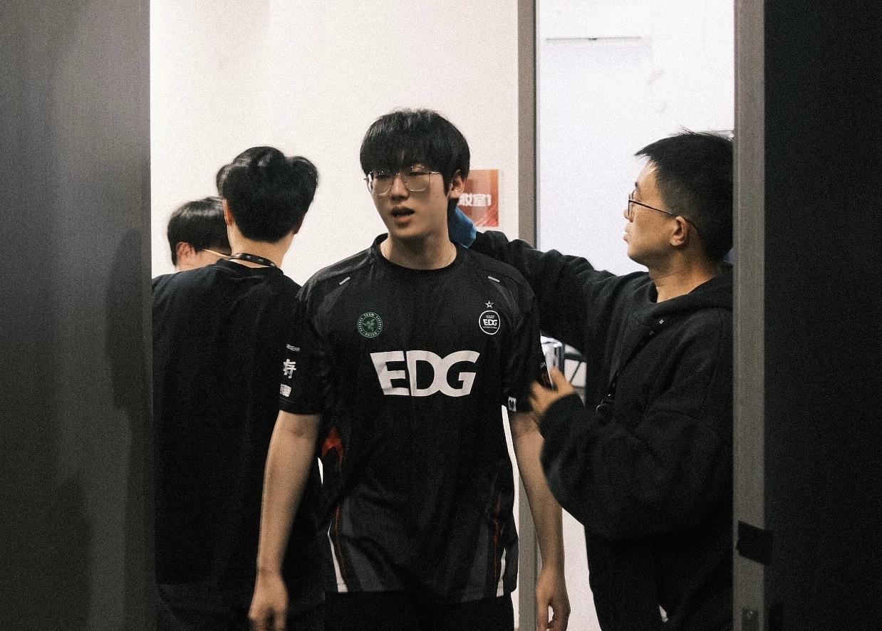 EDG更新成员们照片，并配文：该起来了，time to wake up