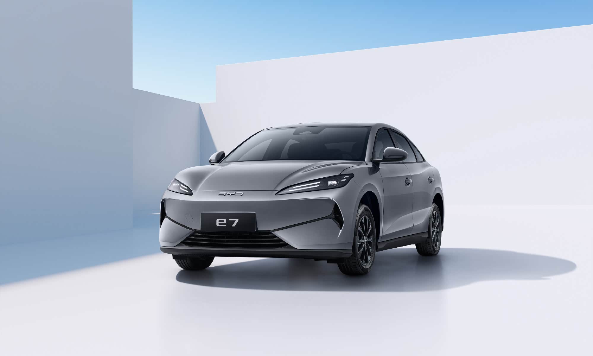 比亚迪 e7 官图发布！采用海洋美学，轴距为 2820mm