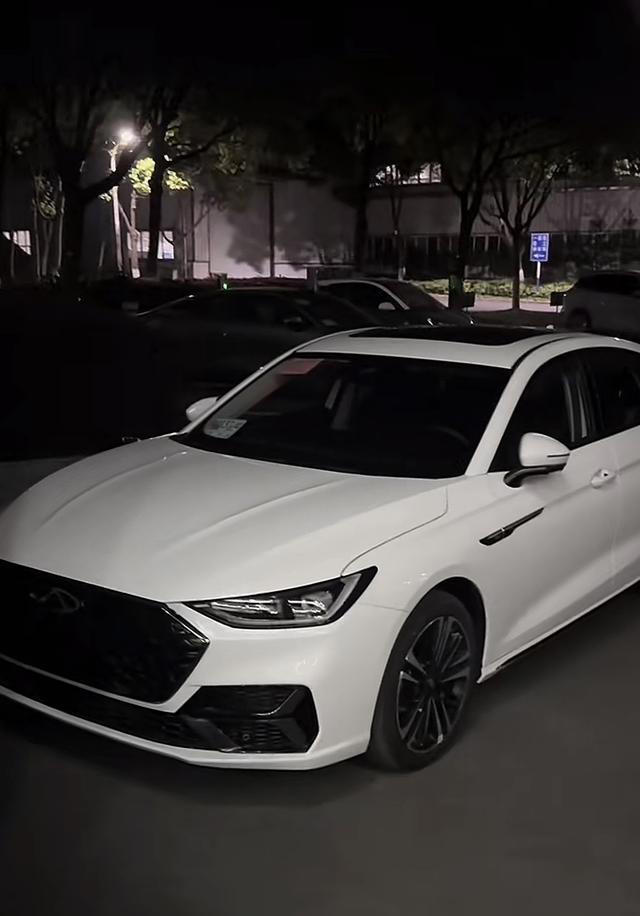 艾瑞泽8 PRO 2.0T版本实车曝光，撞脸奥迪A7L+猎鹰智驾，配254马力