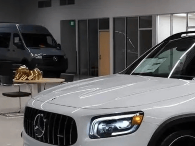 奔驰GLB大降价！2.0T+9AT四驱仅需22万，性价比爆棚值得入手吗？