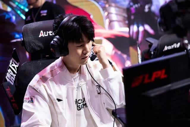 LOL：时隔808天，TheShy掏出上单豹女再夺MVP！