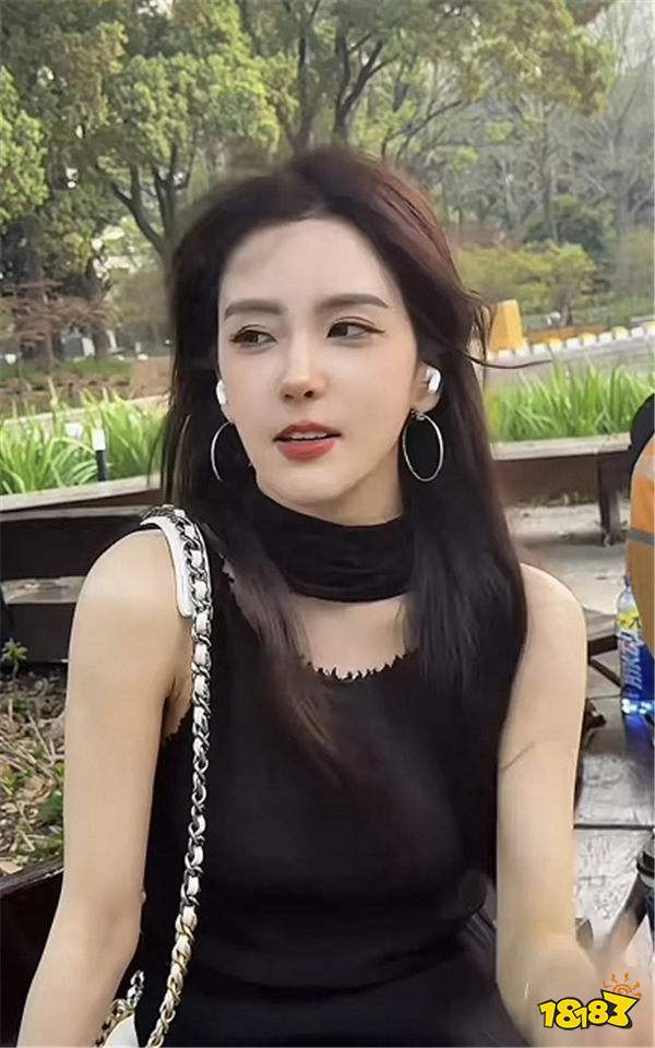 LPL女解说Rita偶遇街拍，线下真实样貌曝光？！网友：这颜值也配叫天花板？