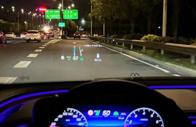 25款奔驰E300L升级HUD抬头显示和香氛系统，提升用车舒适体验