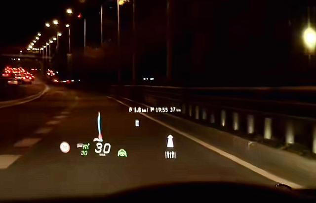 25款奔驰E300L升级HUD抬头显示和香氛系统，提升用车舒适体验