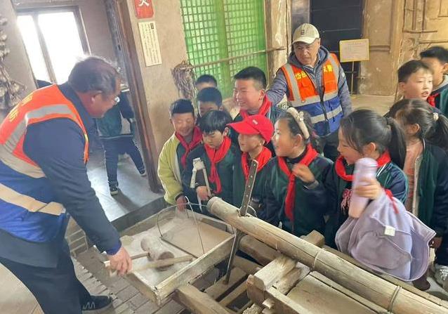 春游博物馆，孩子累喊腿软，回家却说要为国种棵树