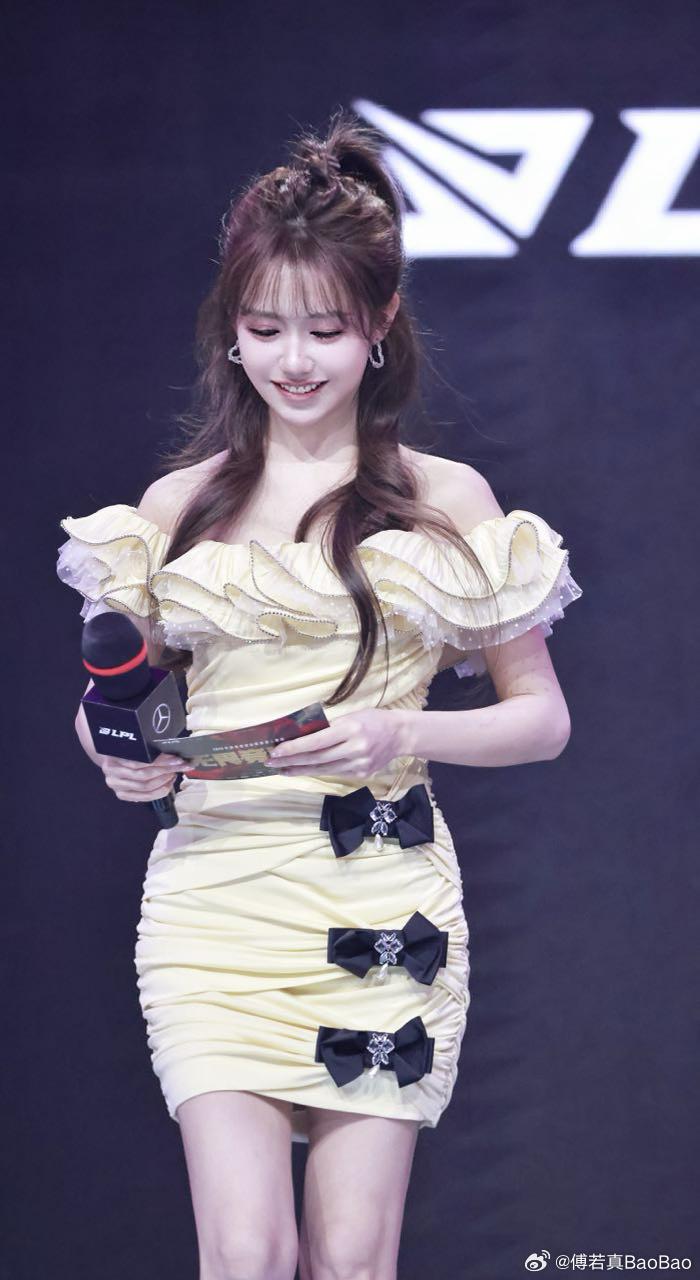 LPL主持人BaoBao分享照片：春天的一点嫩黄🌼