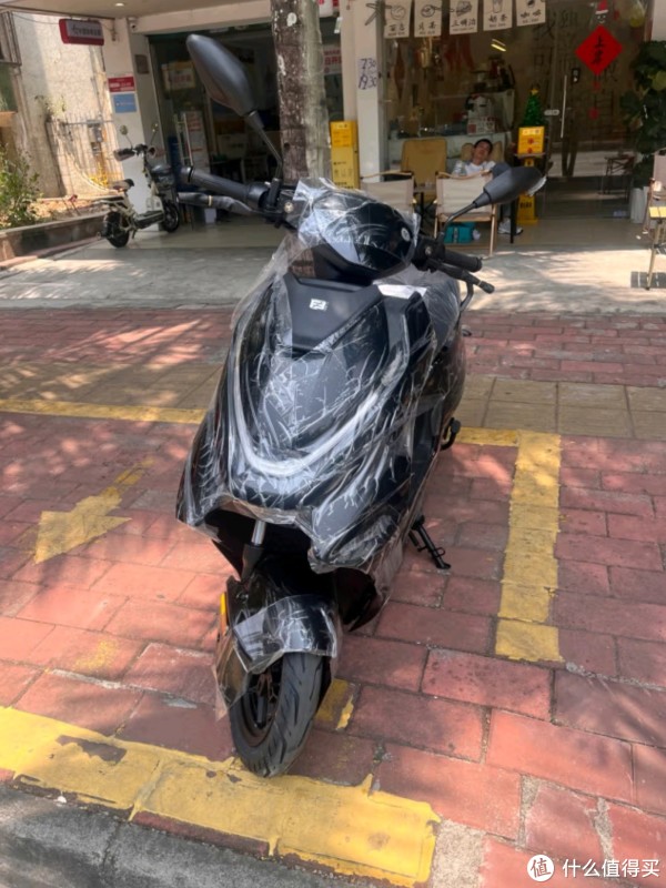 ZEEHO极核AE4/AE4 SE：高性能电摩，通勤代步外卖新选择