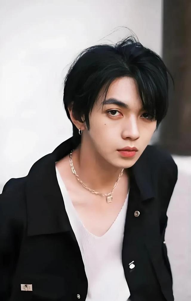 奶狗天花板叶皓然：从选秀舞台到撕漫男，演啥像啥，妥妥剧抛脸