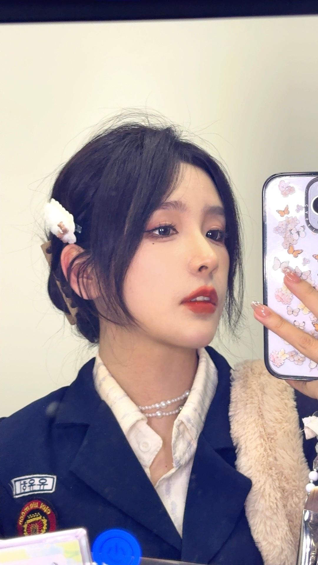 LPL解说Rita晒照：今日小熊发卡出镜🙈mua～