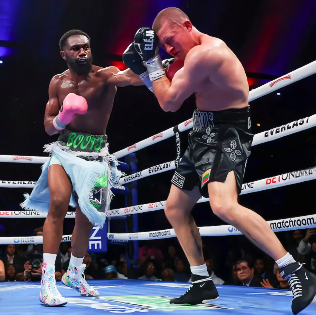 犀利！恩尼斯6回合击倒斯塔尼奥斯，成为147磅WBA、IBF双料拳王