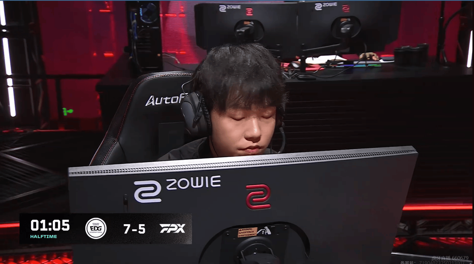 上半场进攻方EDG 7-5 FPX防守方，双方换边比赛来到下半场