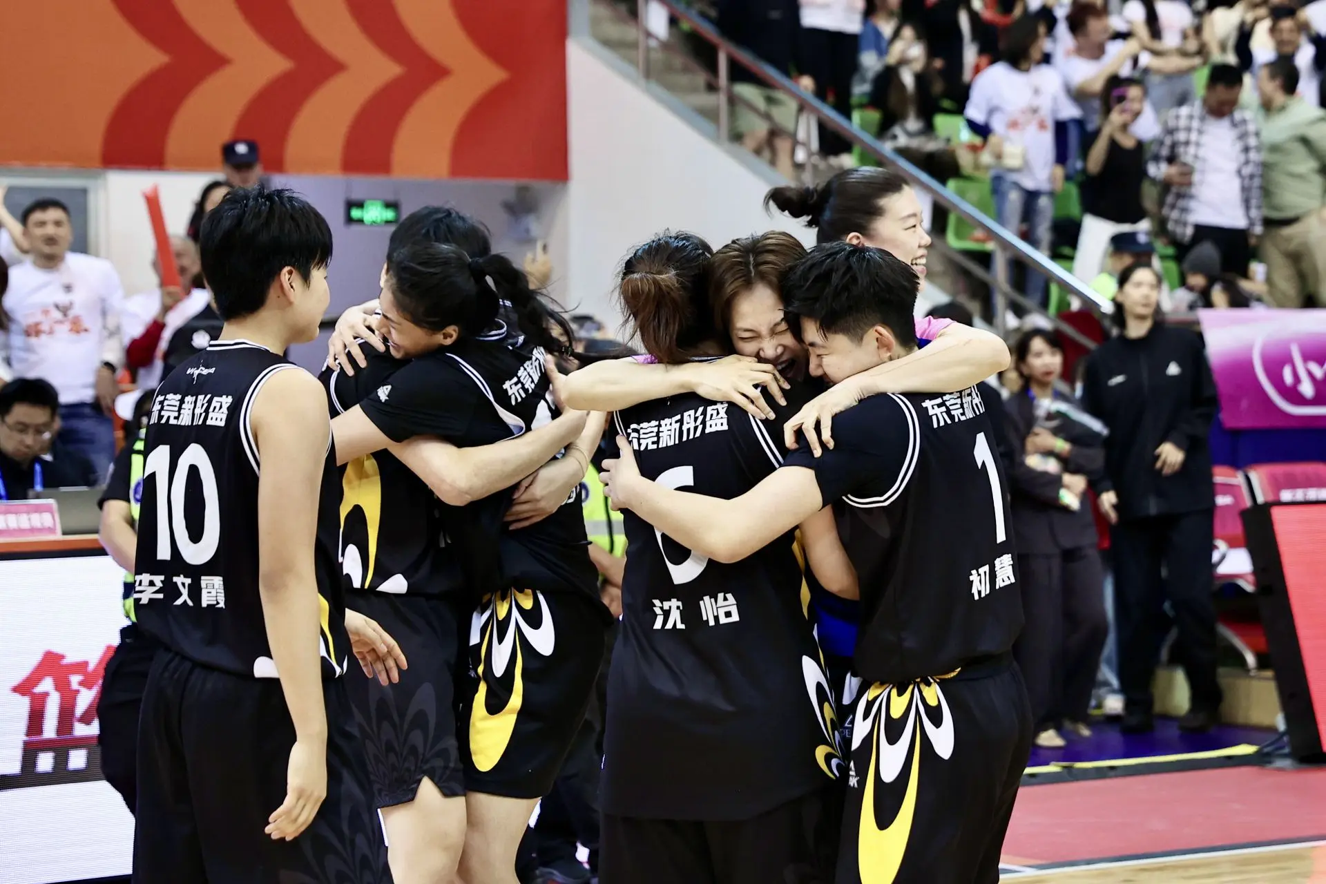 时隔六年，广东女篮在东莞主场再夺WCBA总冠军