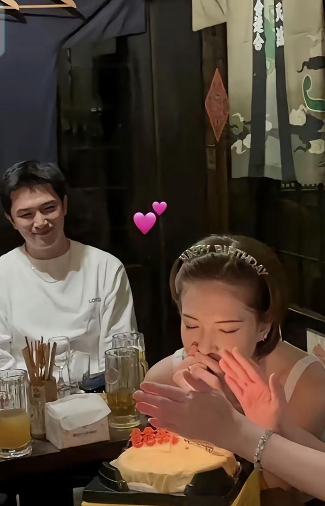 许玮甯邱泽十指紧扣逛街被偶遇，结婚3年多仍如热恋，甜度爆表