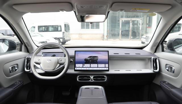 10万级家用SUV，配女王副驾，搭激光雷达+8295芯片，零跑B10带劲