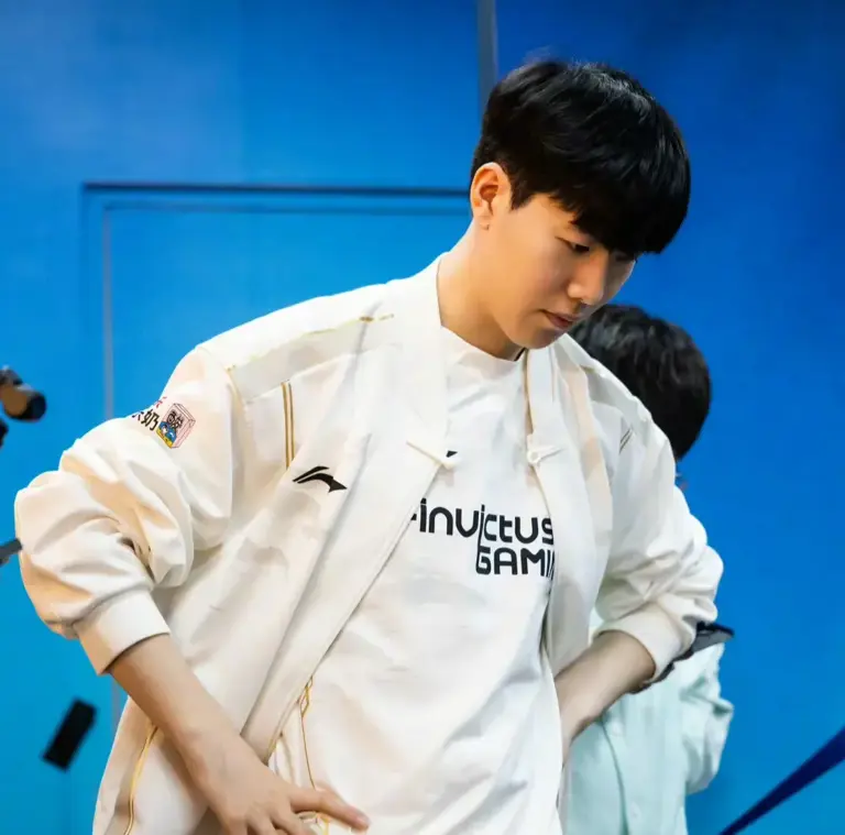 朱开为IG失利而下跪！TheShy形象崩塌！Doinb力挺IG，怒斥朱开