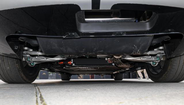 比亚迪三电机+双腔空悬，6座超长续航，腾势N9 DM如何？