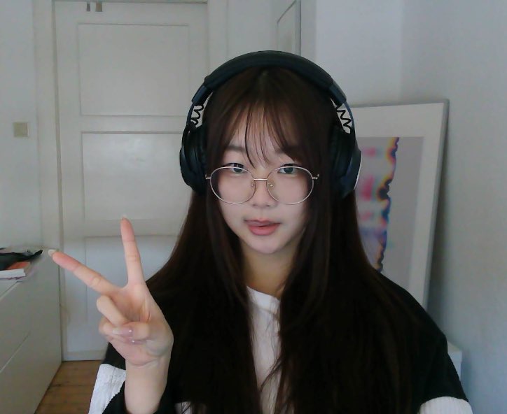 前LPL英文流解说Kitty分享自拍：哟，LPL开赛了