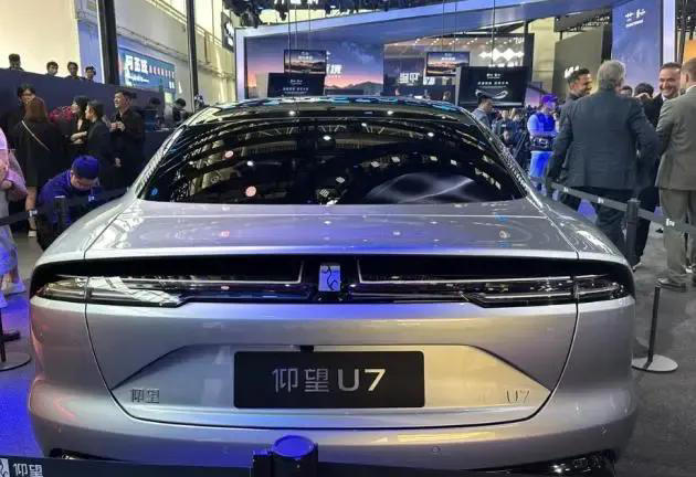 比亚迪仰望 U7 正式上市，五座版 62.8 万元起，四座版 70.8 万元起。