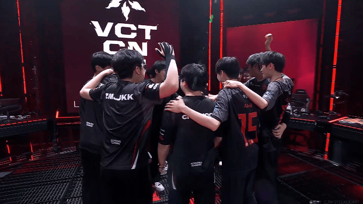 兄弟战队！EDG与TEC围抱在一起加油